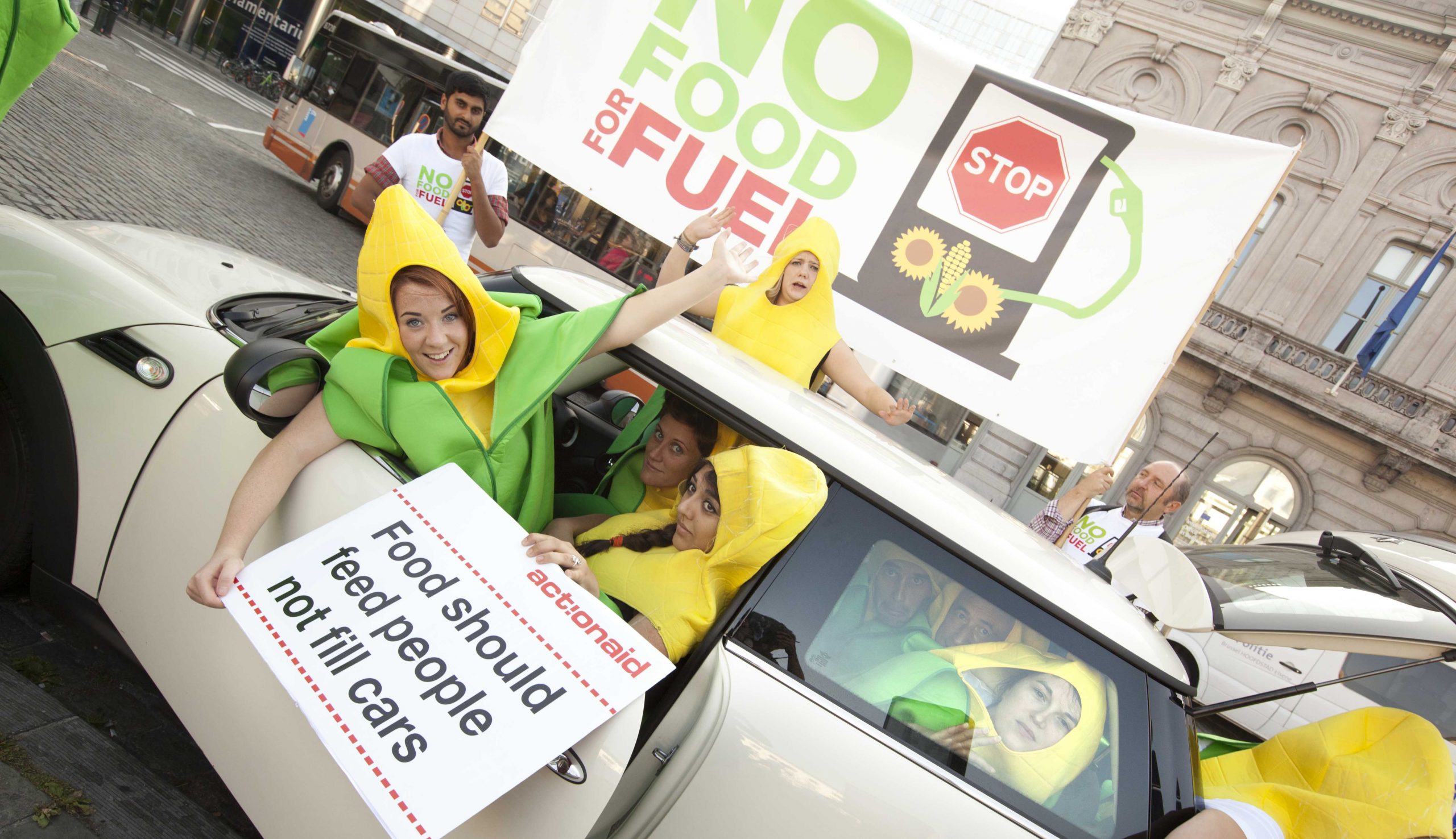 'Feed people not cars' biofuels protest - Friends of the Earth Europe